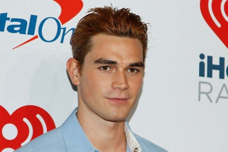 KJ Apa Height, Age, Girlfriend, Wife, Children, Family, Biography ...